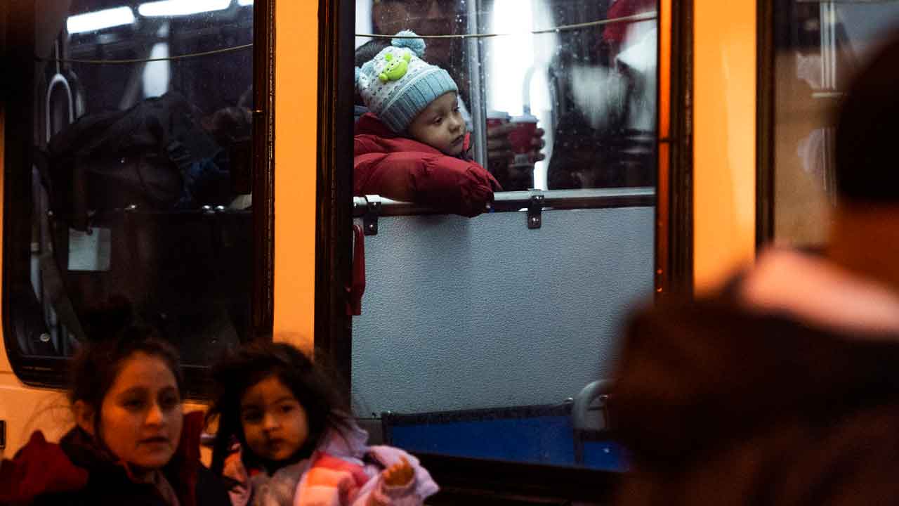 Bus carrying 28 migrants arrives in Philadelphia, 10-year-old girl sent ...