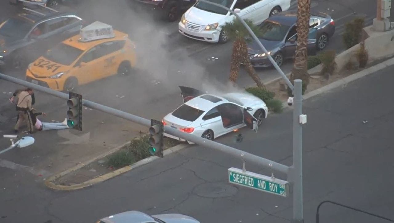 Las Vegas police officer, good Samaritan pull crashed motorist to safety moments before car ...