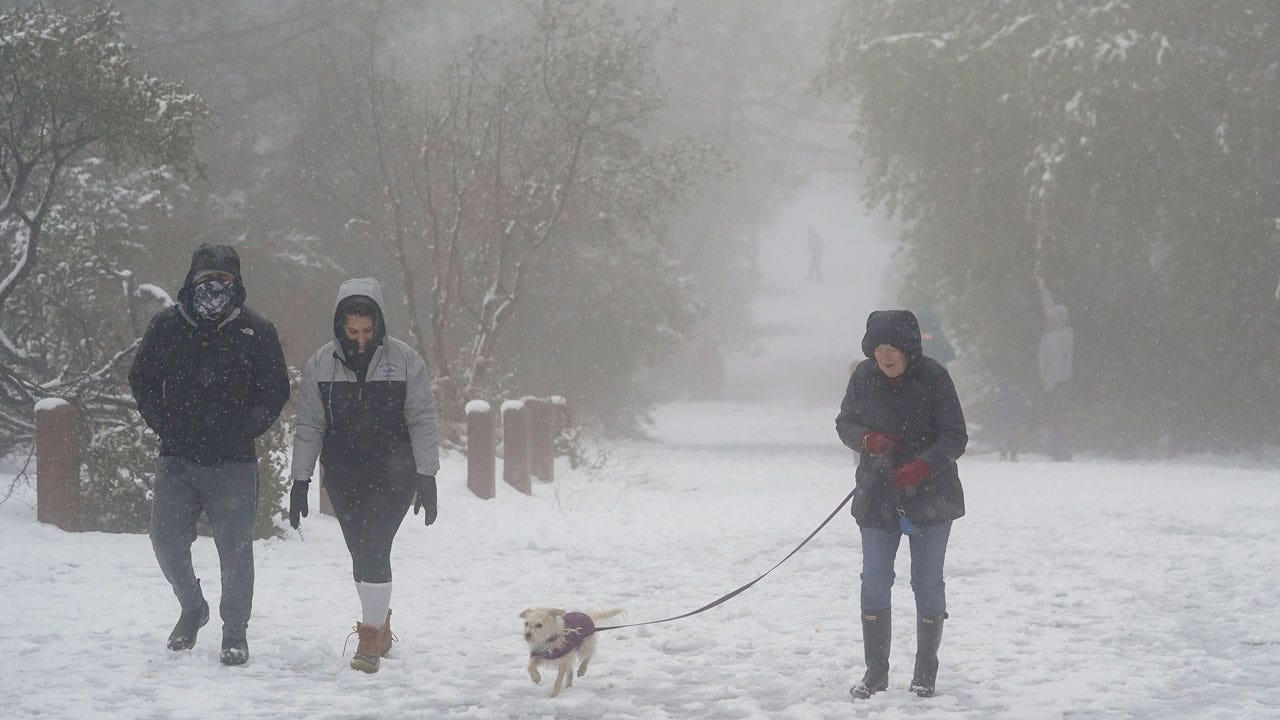 West, Northeast blanketed in snow as winter storms span coast to coast ...