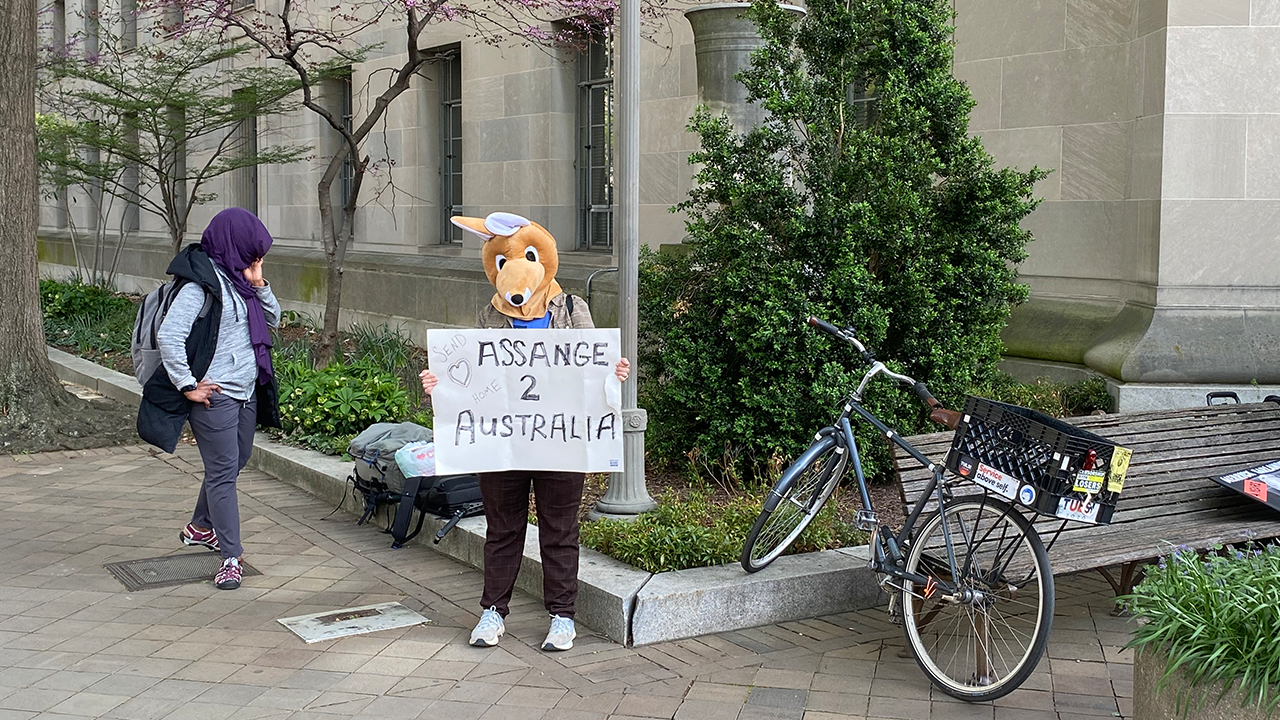 Supporters of Julian Assange rally at Justice Dept. on 4-year ...