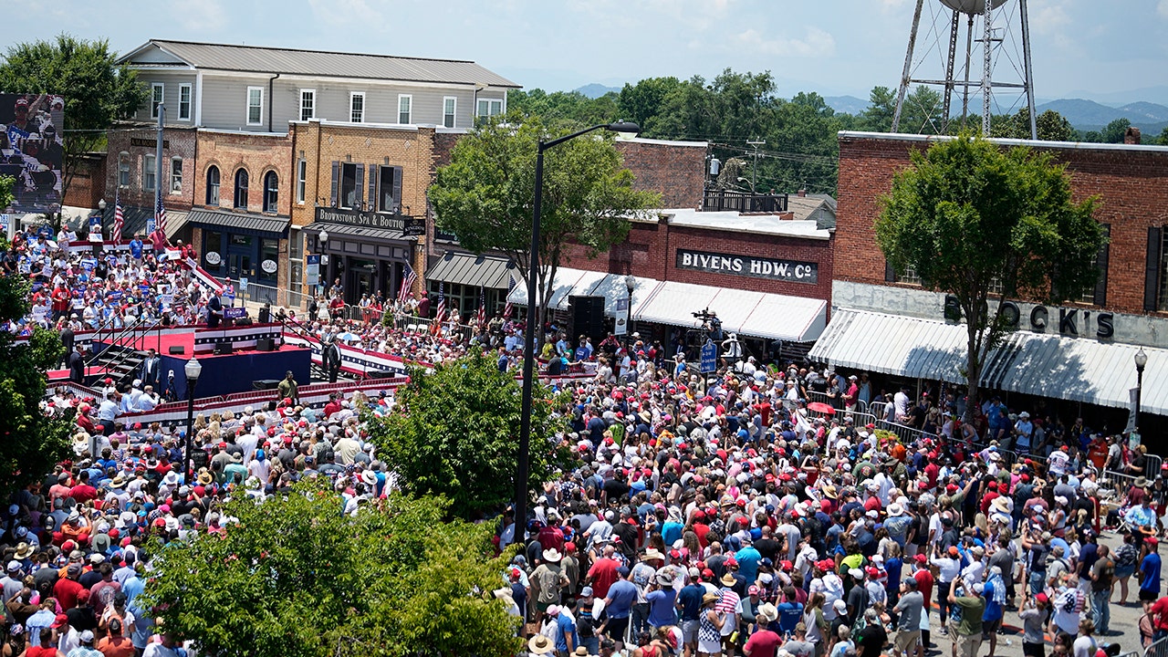Trump draws massive crowd of at least 50K in small South Carolina town ...
