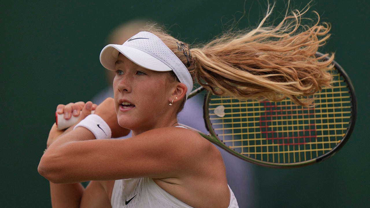 Wimbledon umpire gently reminds fans to refrain from popping champagne ...