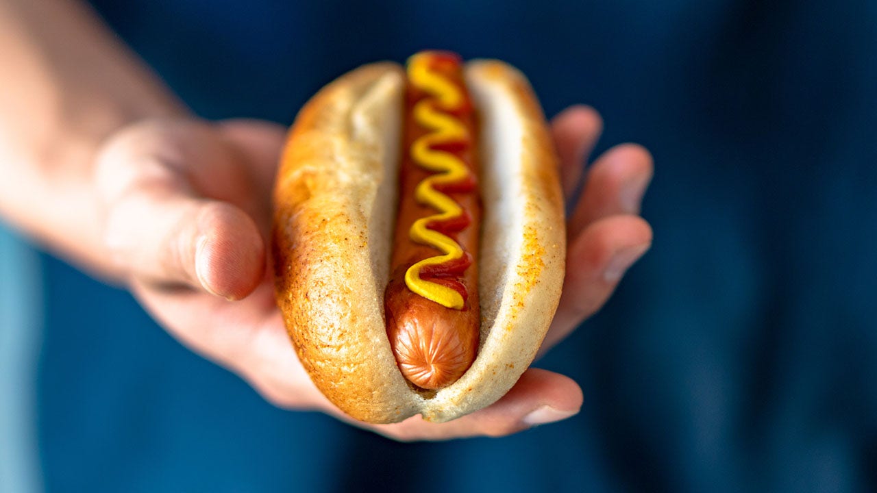Hamburger vs. hot dog: Which is healthier? Experts chime in | Fox News