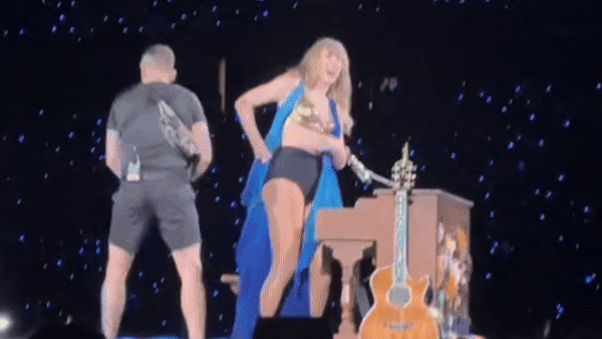 Taylor Swift Brushes Off Wardrobe Malfunction On Stage During Stockholm Taylor Swift Brushes Off Wardrobe Malfunction On Stage During Stockholm