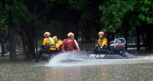 TV Reporter in Houston Saves a Man’s Life in Floods | News